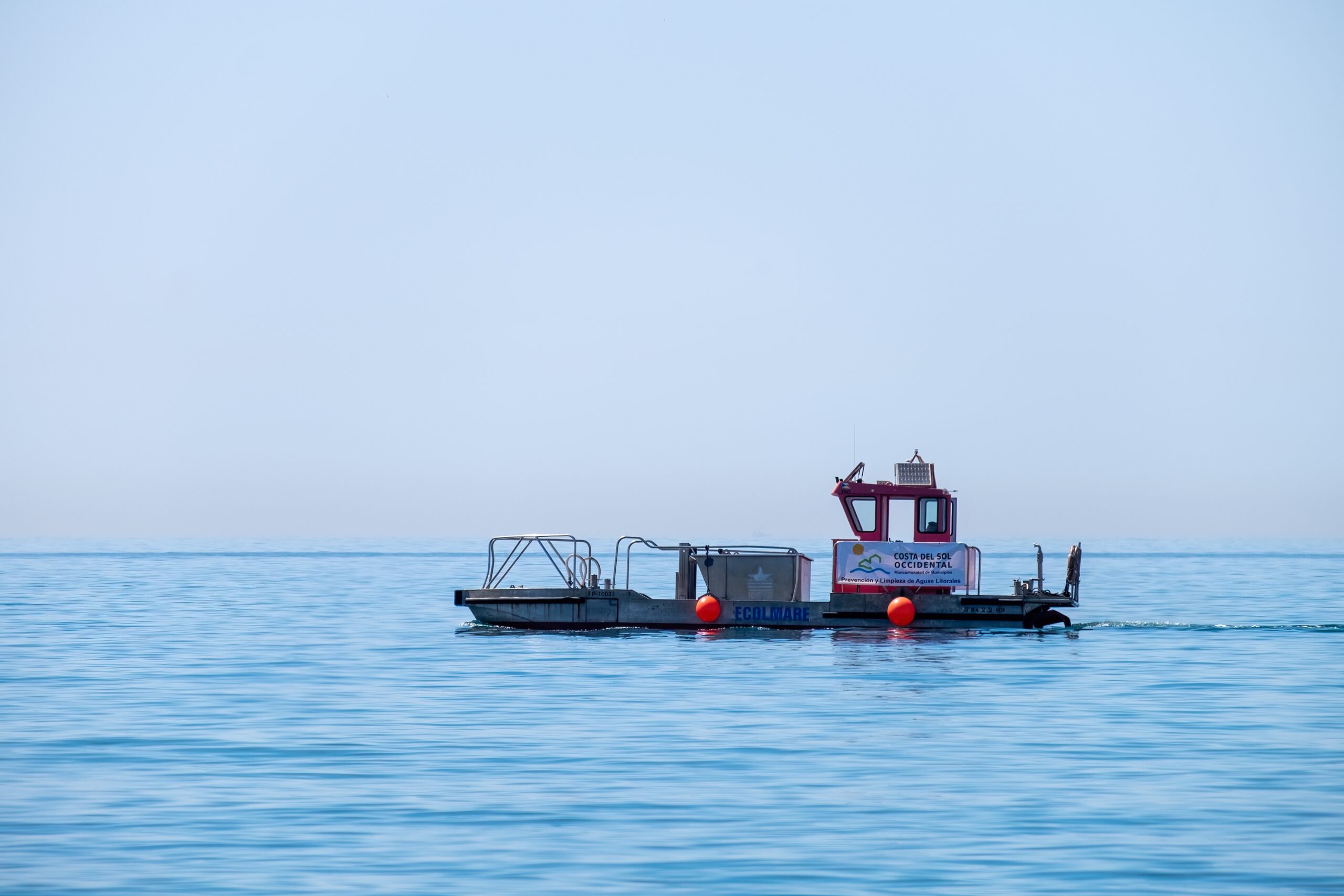 15 båter renser vannet ved Costa del Sol – Det Norske Magasinet